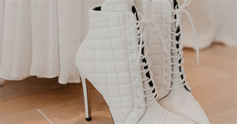 나무 바닥 위에 앉아 있는 흰색 하이힐 신발 한 켤레 사진 Unsplash의 하이힐 이미지