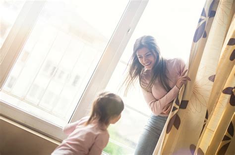 젊은 어머니과 딸 데 재미 함께에 집 작은 귀여운 소녀 재생와 엄마 2 3 살에 대한 스톡 사진 및 기타 이미지 2 3 살