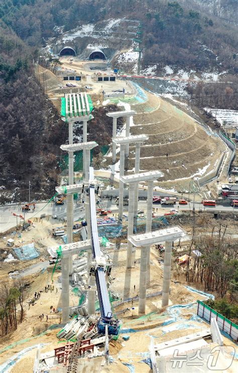 고속도로 공사현장 교량 붕괴 철제 구조물 무너지며 콘크리트 추락 10명 사상자 발생 Zum 뉴스