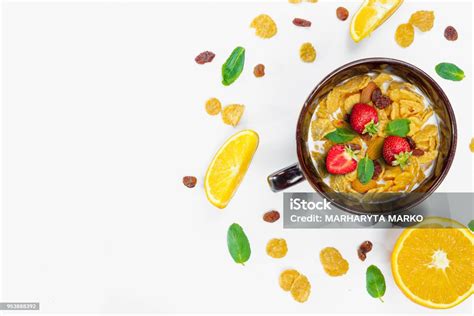 시리얼 아침 식사 콘플레이크 건포도 아몬드 민트 잎 오렌지 주스 딸기 평면도 흰색 배경 평평 하다 건강 하 고 적절 한 영양 Ditox의 개념 0명에 대한 스톡 사진 및