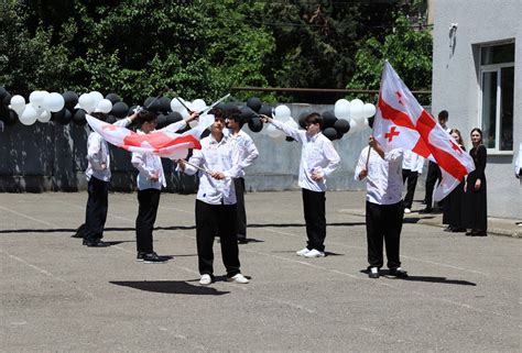 ზესტაფონის ზესტაფონის მერმა მე 12 კლასელებს სკოლის დამთავრება მიულოცა ბოლო ზარის