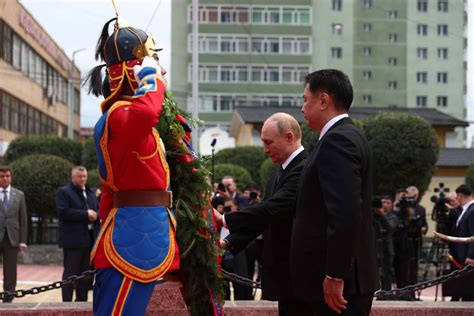 Ерөнхийлөгч У Хүрэлсүх В В Путин нар Г К Жуковын хөшөөнд цэцэг өргөв Монгол Улсын