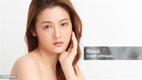 흰색 배경에 깨끗한 신선한 피부를 가진 아름다운 젊은 아시아 여성 얼굴 관리 얼굴 치료 화장품 아름다움과 스파 아시아 여성 초상화 20 24세에 대한 스톡 사진 및 기타