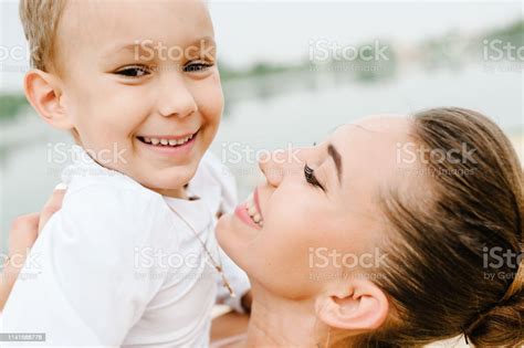 여름 날에는 자연을 손에 안고 아들을 포옹 하는 어머니의 초상화 엄마와 소년 공원에서 재생 합니다 행복 한 가족의 개념입니다 닫습니다 2명에 대한 스톡 사진 및 기타 이미지