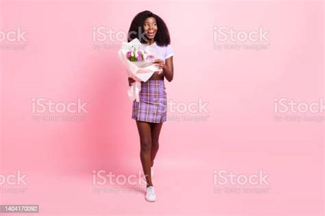 핑크 파스텔 색상 배경 위에 고립 된 손 튤립을 잡고있는 꽤 쾌활한 놀란 기뻐하는 소녀의 전체 길이 몸 크기보기 쥠에 대한 스톡 사진 및 기타 이미지 Istock