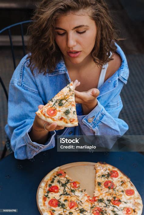 피자 시간 레스토랑에서 피자를 먹는 예쁜 미소 짓는 여자 20 24세에 대한 스톡 사진 및 기타 이미지 20 24세 20 29세 건강에 좋지 않은 음식 Istock