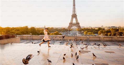 파리의 이른 아침 에펠탑에서 멋진 전망을 감상하며 유명한 광장에서 비둘기를 흩뿌리는 여자 사진 Unsplash의 파리 소녀 이미지