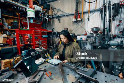 금속 제조 작업장에서 디지털 태블릿을 사용하는 중성인 여성 30 34세에 대한 스톡 사진 및 기타 이미지 30 34세 강철 개발 Istock