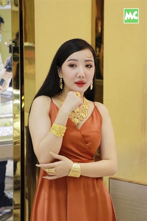 စိန်နန်းတော် ဓာတ်ပုံ ရိုက်ကူးပေးခဲ့တဲ့ ဆုအိမ့်စံ