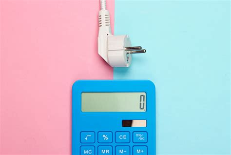 분홍색 파란색 배경에 전원 플러그가 있는 계산기 에너지 소비 비용의 계산 위쪽 보기 0명에 대한 스톡 사진 및 기타 이미지 0명 가격 개념 Istock