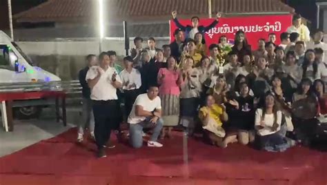 耶稣基督降生的事记在下面：他母亲马利亚已经许配了约瑟，还没有迎娶，马利亚就从圣灵怀了孕。 她丈夫约瑟是个义人，不愿意明明地羞辱她，想要暗暗地把她休了。 正思念这事的时候，有主的使者向他梦中显现