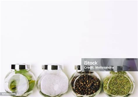 흰색 바탕에 작은 항아리에의 인기 있는 향신료 베이 리프 바다 소금 후추 허브 최고의 볼 수 있습니다 가루로 빻은에 대한 스톡 사진 및 기타 이미지 Istock