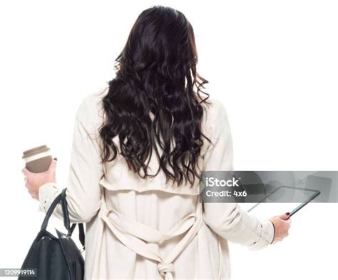 백인 젊은 여성 매니저 앞 흰색 배경 착용 비즈니스 웨어와 지갑을 들고 터치 스크린을 사용 하 여 40 44세에 대한 스톡 사진