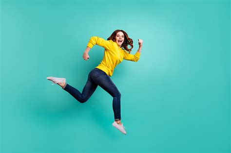 풀 길이 바디 사이즈 사진 의 곱슬 물결 모양의 흰색 매혹적인 매력적인 젊은이 청바지 데님 실행 점프 에 와서 판매에 대 한 시간에 와서 탈창 선명한 색상 배경 걷기에 대한