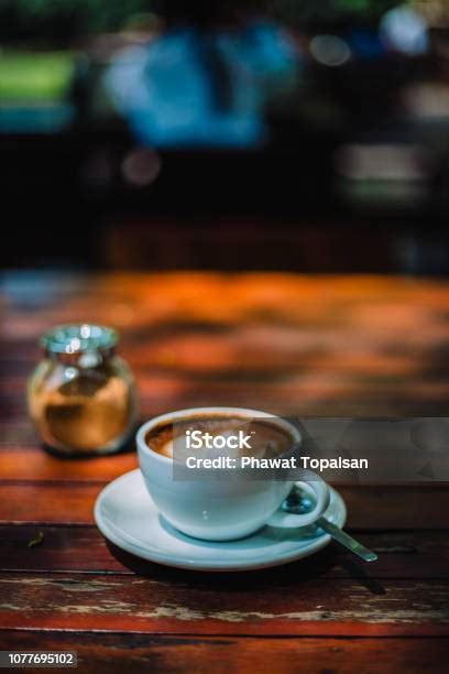 빈티지 컬러 톤 필터 배경으로 커피숍 카페 나무 테이블에 뜨거운 커피 라 떼 카푸치노 나선형 거품 와 텍스트 복사 공간 개념에 대한 스톡 사진 및 기타 이미지 Istock