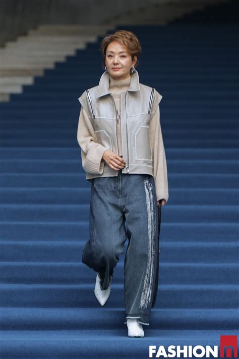배종옥 60대의 품격 톤온톤으로 살린 품격의 패션위크 나들이룩 패션엔