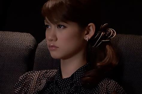 Nina 映画館でチンポを手コキしてくる小悪魔痴女！濃厚フェラチオでザーメンを口内射精 無料av動画