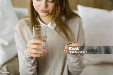 약물을 복용 하는 알 약 시간을 들고 닫는 여자 두통에 대 한 치료 높은 혈압 또는 콜레스테롤 수준 치료 진통제 약물 코로나바이러스 전염병 및 자기 격리 검역 중 홈 컨셉에