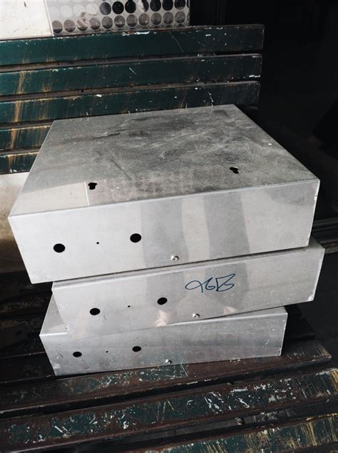 ตัวอย่าง งานกล่องสแตนเลส 0 7mm เจาะรู ตัดเลเซอร์ พับ เชื่อม ประกอบ