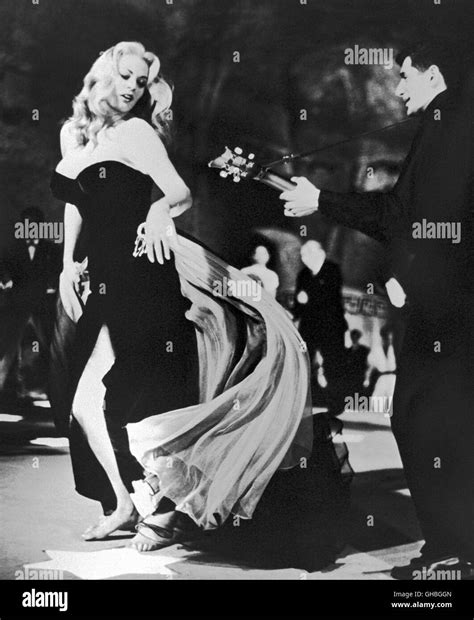 Anita Ekberg La Dolce Vita Fotos Und Bildmaterial In Hoher Auflösung