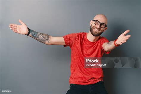 당신은 항상 환영합니다 회색 배경에 서있는 동안 안경 몸짓과 미소를 가진 남자 T 셔츠에 대한 스톡 사진 및 기타 이미지 T 셔츠 긍정적인 감정 표현 남자 Istock