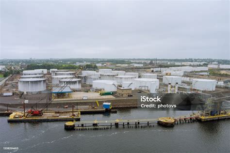 석유 탱크와 정유 공장 양식 산업 영역에서 산업 적 관점 을 닫습니다 0명에 대한 스톡 사진 및 기타 이미지 0명 가솔린 가스 정제소 Istock