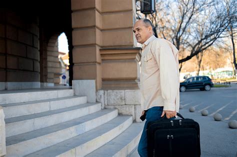 서류 가방을 가진 성인 남자가 사무실 건물에 들어갑니다 T 셔츠에 대한 스톡 사진 및 기타 이미지 T 셔츠 남자 개념 Istock