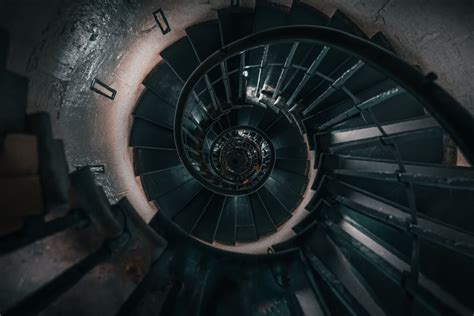 콘크리트 건물의 나선형 계단 사진 Unsplash의 무료 런던 이미지