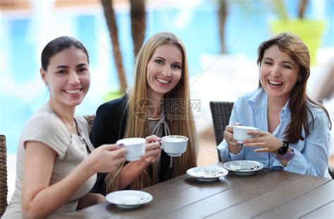 青年妇女在户外咖啡馆喝咖啡的女青高清图片下载 正版图片503611624 摄图网