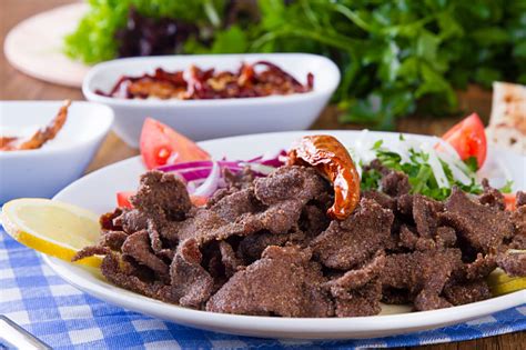 터키와 아랍 전통 간 Doner 케밥 위트 샐러드 요구르트 상 추 피타 빵 양파 토마토와 쌀 Pilav 장식 레스토랑 배경에 흰색 접시에 봉사 0명에 대한 스톡 사진 및