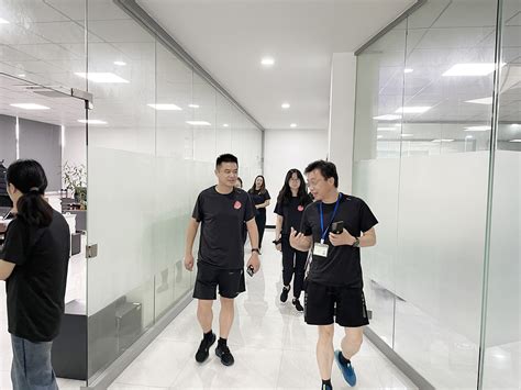 阔步新征程 奋进新时代