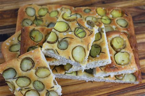 얇게 썬 감자를 얹고 로즈마리 잎으로 장식된 나무 도마위에 얇게 썬 수제 이탈리아 어 포카치아 빵 덩어리의 이미지 0명에 대한 스톡 사진 및 기타 이미지 Istock