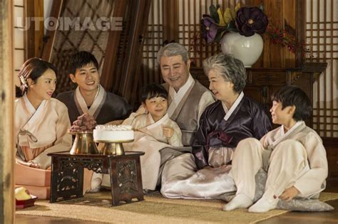 6인가족 100 Pho628 유토이미지 사진 사람 생활 Pho628a Pho628ab 아시아 한국 한국인 동양 동양인 컨셉 실내 집 야간 한옥