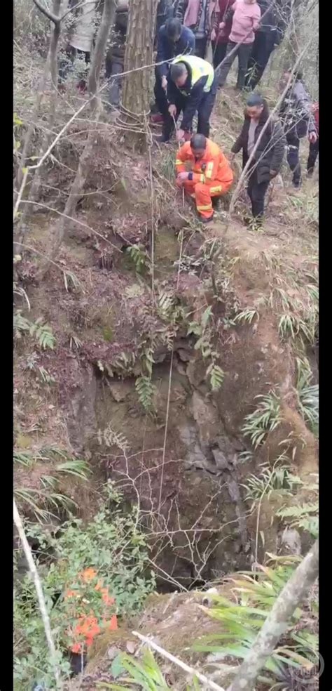 “一二三，拉！”3名老人上山砍柴掉入天坑 巫溪县警民合力救援腾讯新闻
