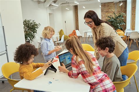재미와 매력적인 젊은 여성 교사와 Stem 수업 중에 가젯을 사용하는 행복한 아이들 아이에 대한 스톡 사진 및 기타 이미지 아이 어린 시절 개념 Istock