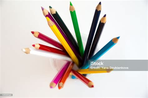 흰색 바탕에 유리 스탠드에 그리기 위한 컬러 나무 연필 그림 그리기를 위한 어린이의 멀티 컬러 연필 개념에 대한 스톡 사진 및