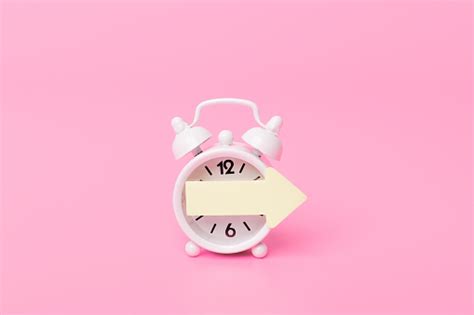 흰색 알람 시계와 분홍색 배경 방향 화살표에 오른쪽을 가리키는 다채로운 화살표 미래의 중요한 이벤트 발표를 위한 빈 공간 0명에 대한 스톡 사진 및 기타 이미지 Istock