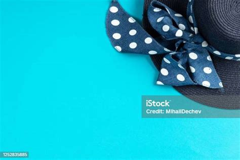 파란색 배경에 리본이 달린 파란색 모자 여름 컨셉 복사 공간이 있는 상단 보기 0명에 대한 스톡 사진 및 기타 이미지 0명 개념 개인 장식품 Istock