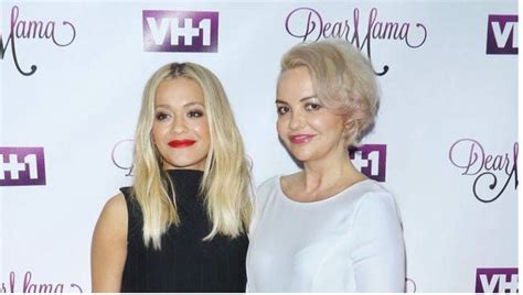 Rita Ora Mbajti Flamurin Serb Reagon Nëna E Saj Të Kam Bërtitur Shumë