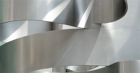 간소화 된 강철 건물 건물 외관 건축 건축 세부 관념적인 구부러진 구조 그라데이션 금속 기하학적 다이나믹한 도시 도시 디자인 도시의 디자인