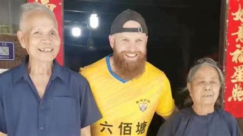 贵州村超进行时会说方言的英国人大卫讲述在榕江的记忆 凤凰网资讯 凤凰网