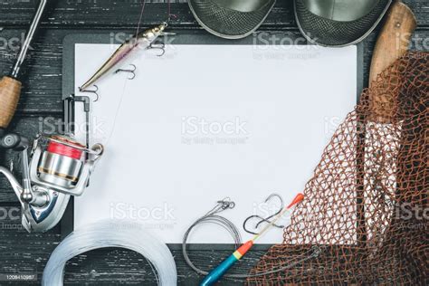 낚시 장비 낚시 낚시 후크와 미끼 나무 배경에 종이의 오래된 시트 갈색에 대한 스톡 사진 및 기타 이미지 갈색 계절 기어 기계 부분 Istock