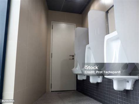 화장실 남자의 방입니다 행 야외 소변 기 남자 공중 화장실 남자 화장실 소변 기 디자인에 소변 기 가까이 0명에 대한 스톡 사진