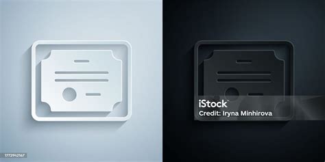 회색 및 검은색 배경에서 격리된 용지 절단 인증서 템플릿 아이콘입니다 성취 수상 학위 보조금 졸업장 개념 종이 아트 스타일 벡터