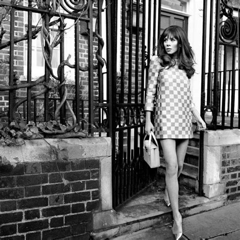 Anna Friel Scrolller