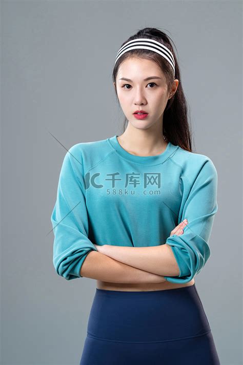 充满活力的年轻女人高清摄影大图 千库网