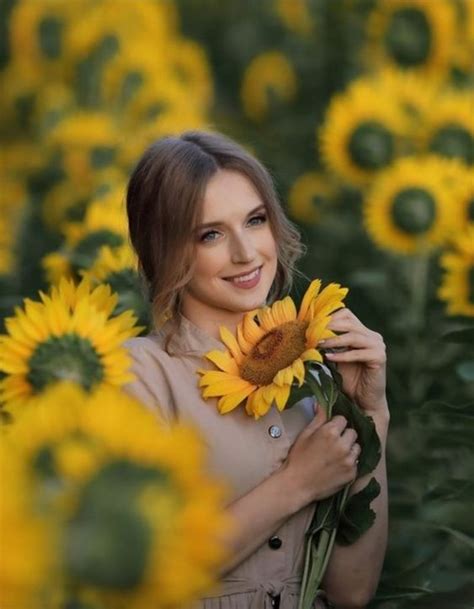 عکس دختر با گل آفتابگردان برای پروفایل وبسایت ریکپ