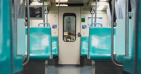 지하철 차량 내부의 모습 사진 Unsplash의 지하철 이미지