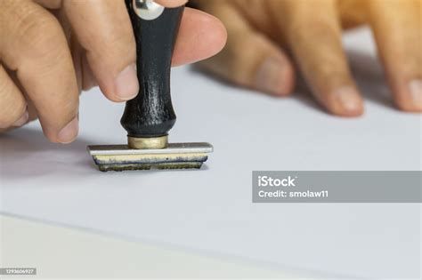 승인된 신청서에 대한 사람의 손 스탬프 또는 서명 승인을 위한 사무실 스탬핑 문서에 공증인 공개를 클로즈업합니다 비즈니스 컨셉 계약서에 대한 스톡 사진 및 기타 이미지