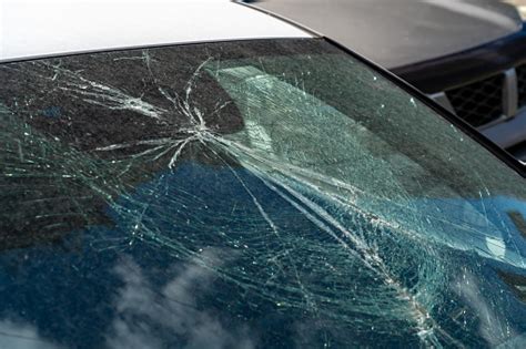 깨진 자동차 앞 창문 앞 유리 자동차의 사고 유리 유리창 손상 운전자 측의 깨진 자동차 앞 유리 앞 유리창의 클로즈업 금이 간에
